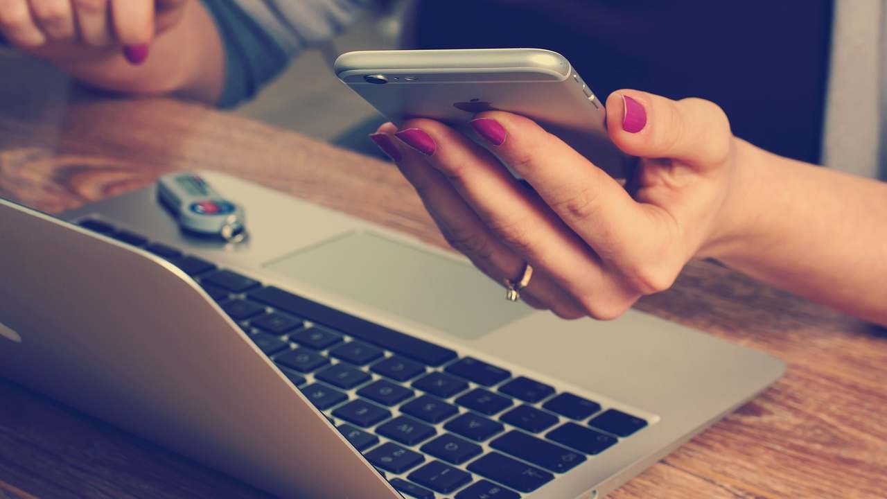 Cellulare, come capire se ti stanno spiando: questi segnali sono inequivocabili - Ilcorrierino.com